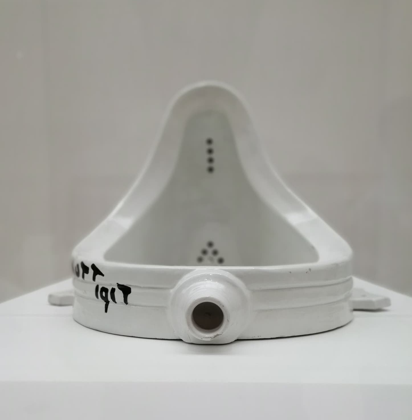 QUÉ HAY DETRÁS DEL MINGITORIO MÁS FAMOSO DEL MUNDO - Politiks 360º